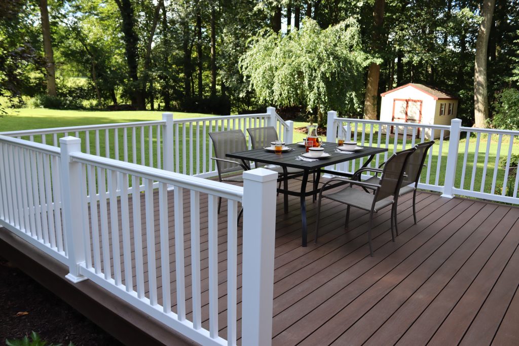Superior 200 Series White Vinyl Railing - Camémat